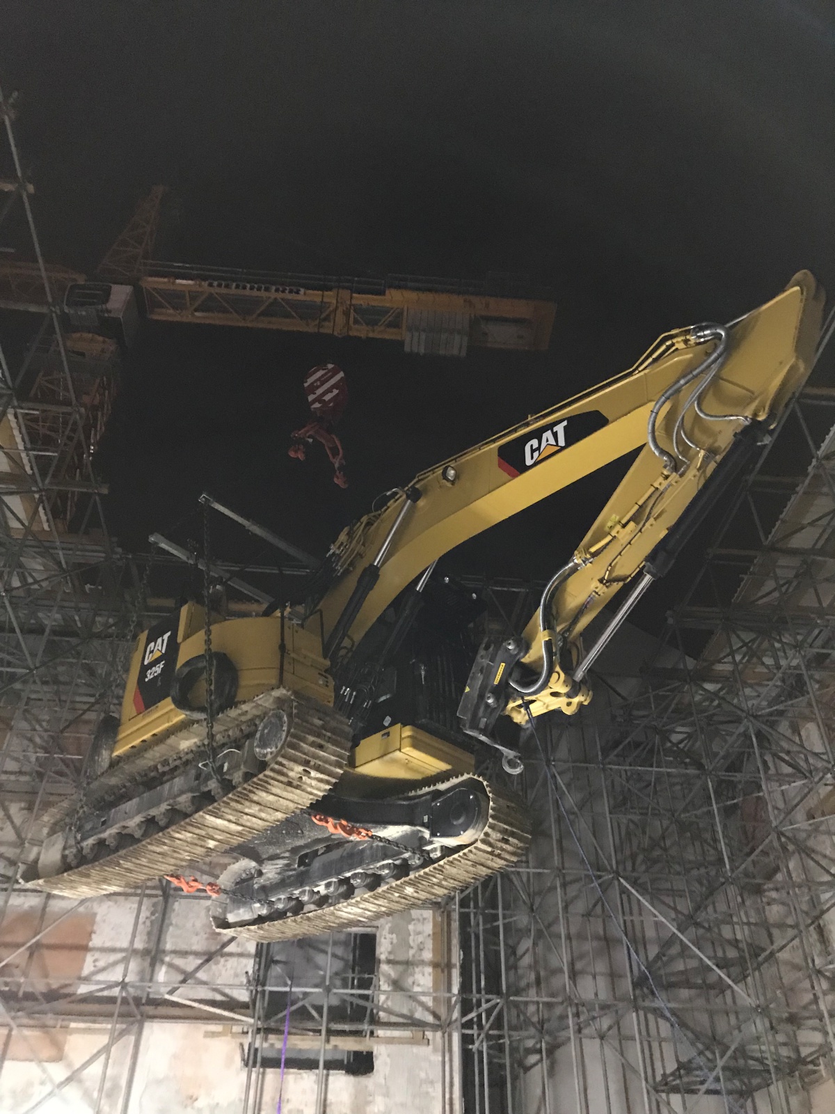 Cat-Bagger am Kran - THIS – Tiefbau Hochbau Ingenieurbau Strassenbau