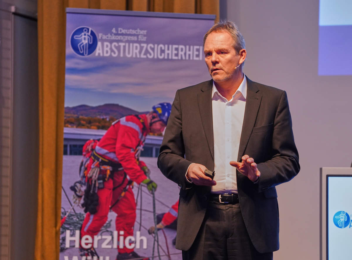 Risiken kennen und Absturzunfälle vermeiden - THIS – Tiefbau Hochbau ...