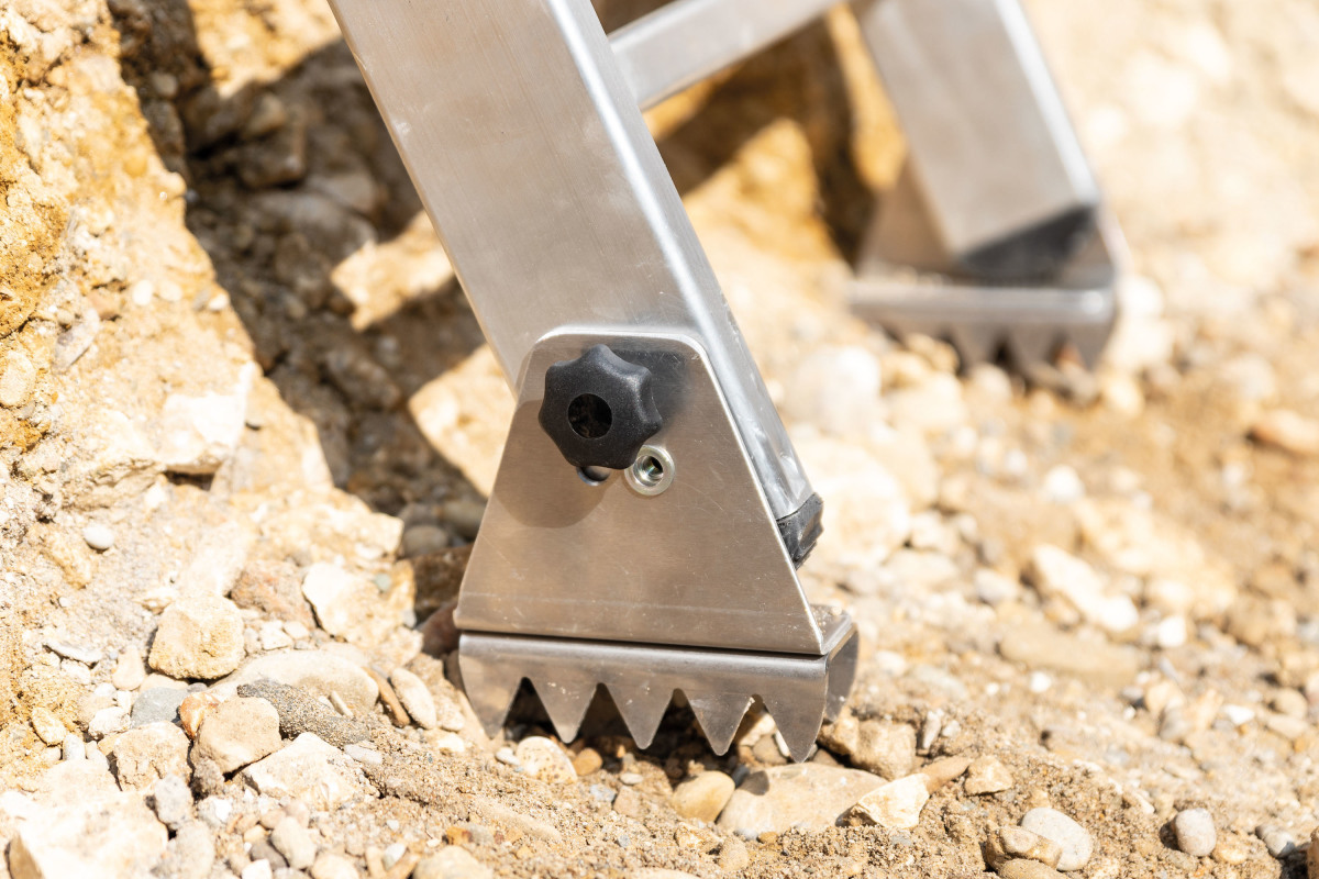 Stufen-Baugrubenleiter sorgt für Plus an Arbeitssicherheit - THIS ...