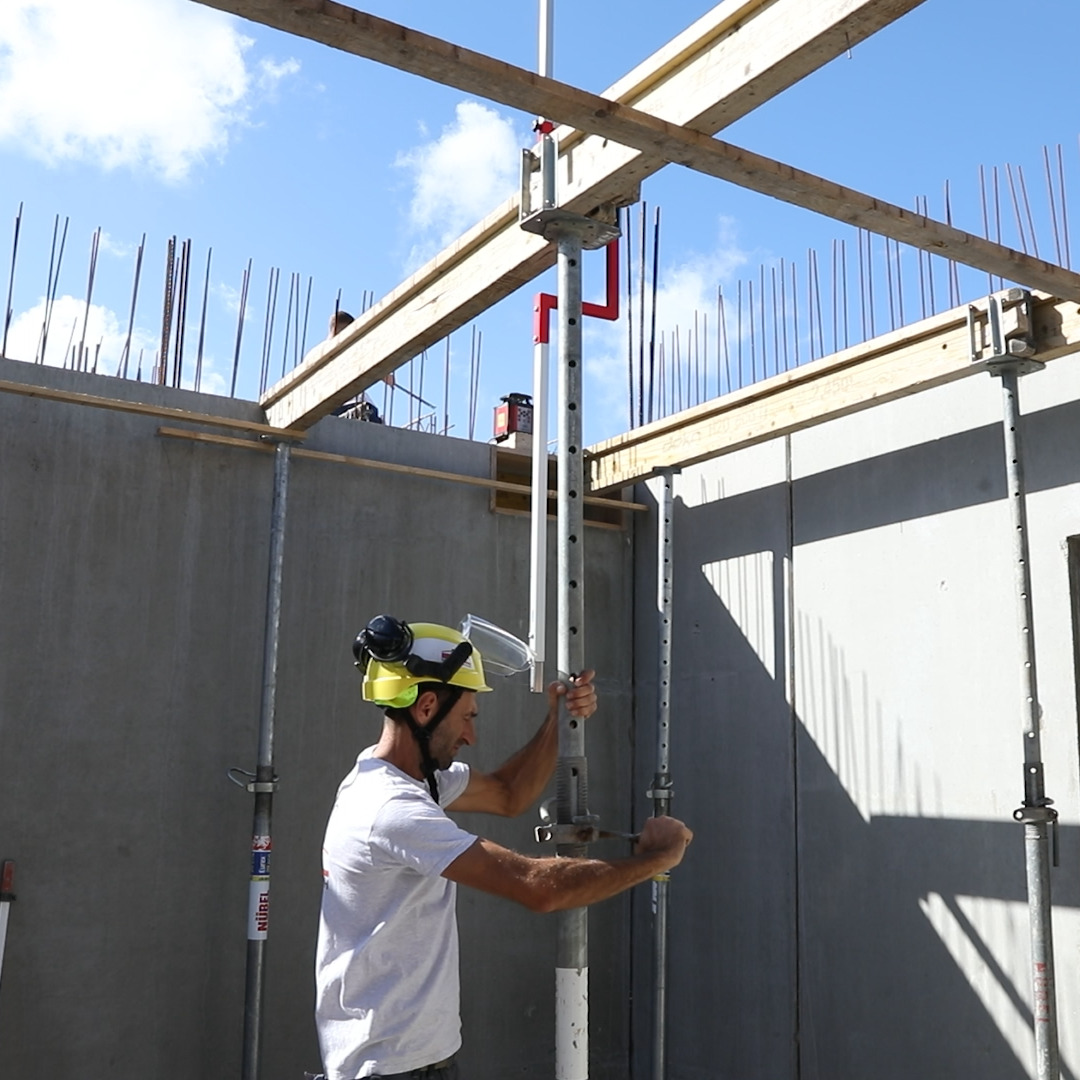 Dank speziell geformter Laserlatte weniger Manpower erforderlich - THIS ...