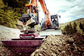 Schwere Maschinen auf flowigen Trails - THIS – Tiefbau Hochbau ...