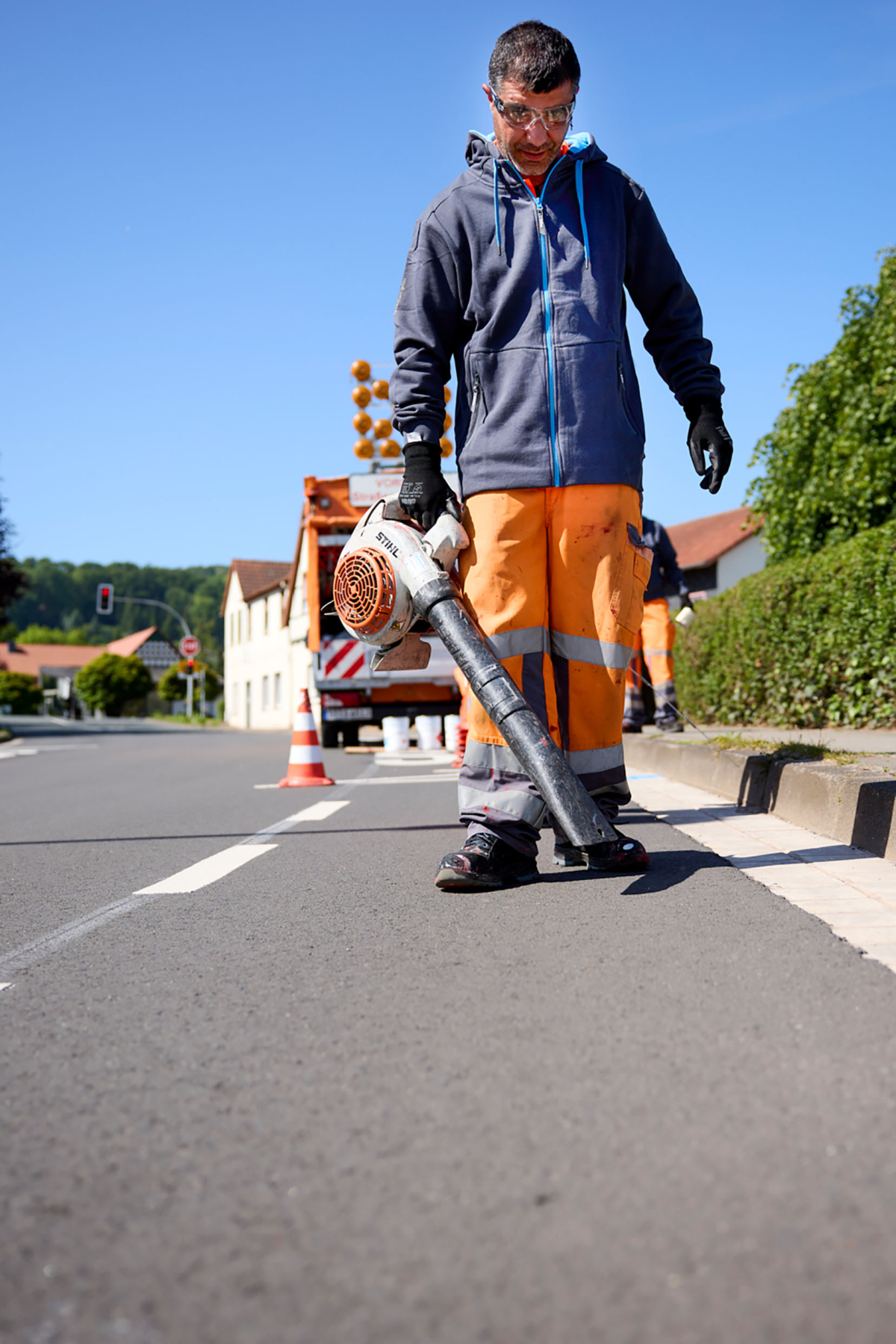 Markierungen im Handumdrehen - THIS – Tiefbau Hochbau Ingenieurbau Strassenbau