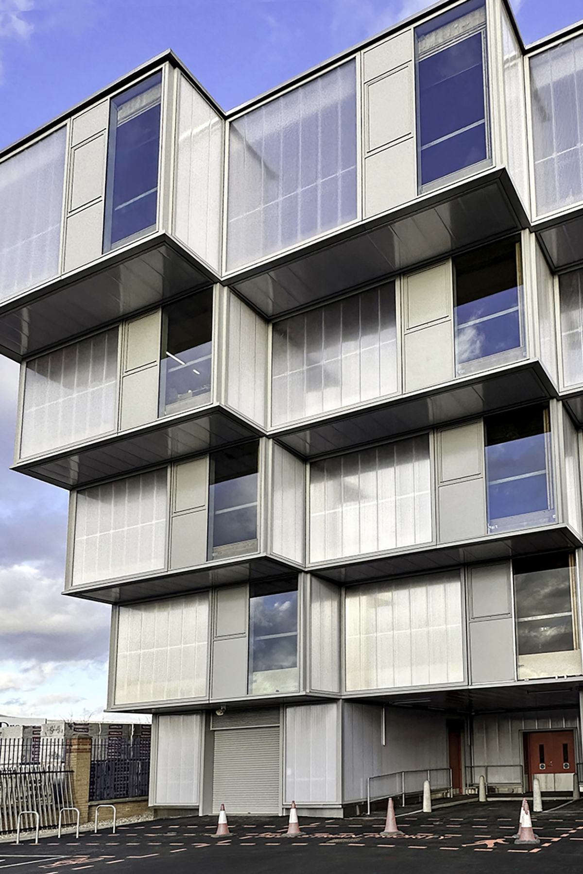 Viel Raum auf wenig Fläche: WorkStack stapelt hoch - THIS – Tiefbau ...